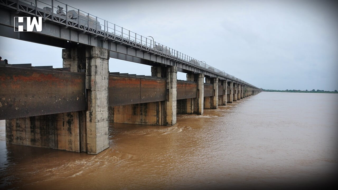 Godavari above danger mark, flood-like situation in Nashik - HW News English