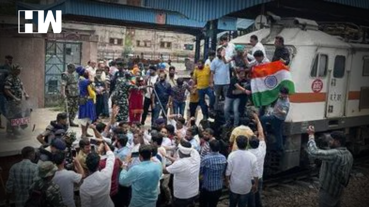 Agnipath Protests: Youth Congress Workers Stop Train In Delhi - HW News ...