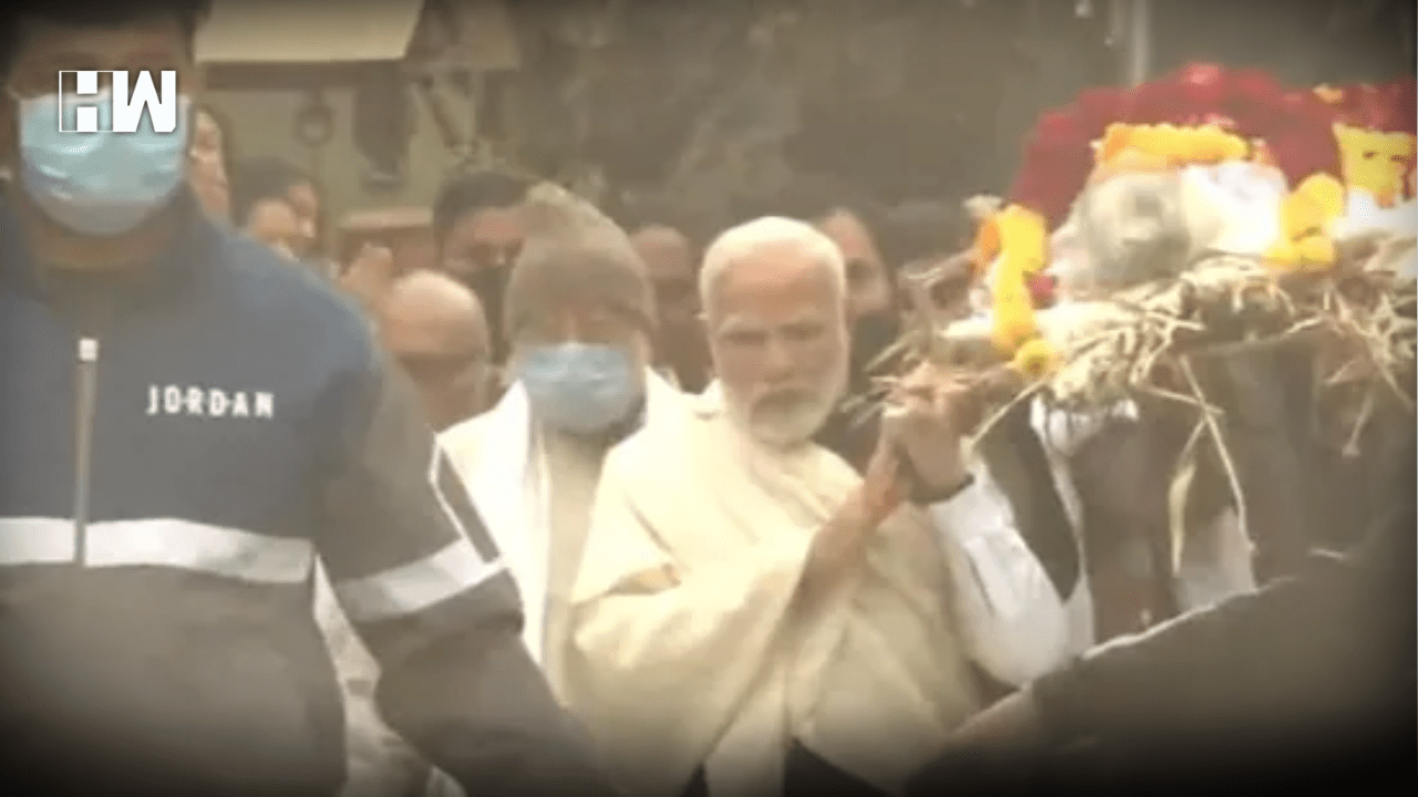 Narendra Modi Carries Mortal Remains Of Mother Heeraben Modi - HW News ...
