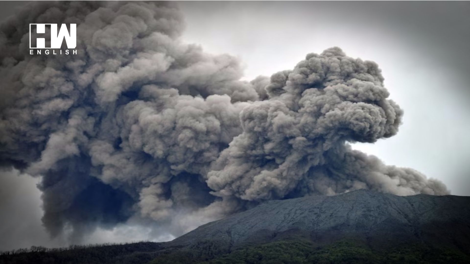 Indonesia's Volcano Erupts, Ash Soars Beyond 4,000 Feet - HW News English