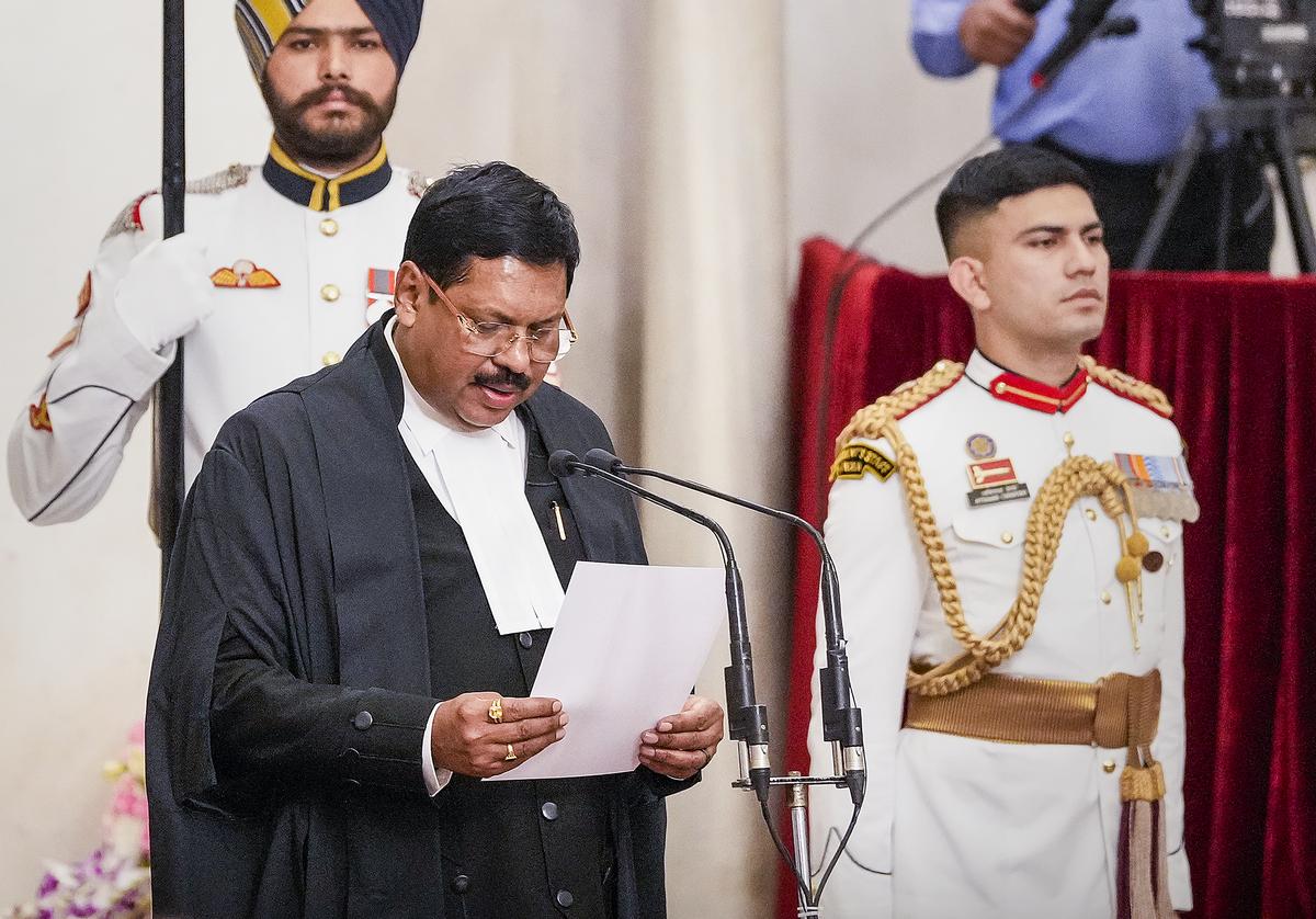 Justice BR Gavai Takes Oath As 52nd Chief Justice of India - HW News ...